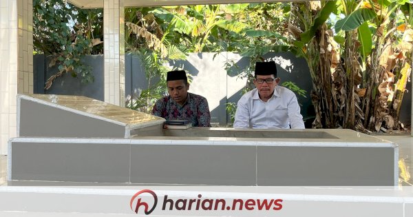 Azhar Arsyad Ziarahi Makam Pendiri NU Sulsel, Ini Pesannya