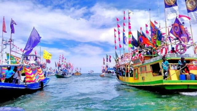 Pesta Laut Pagatan, Tradisi Mappanretasi Nelayan Bugis yang Terus ...